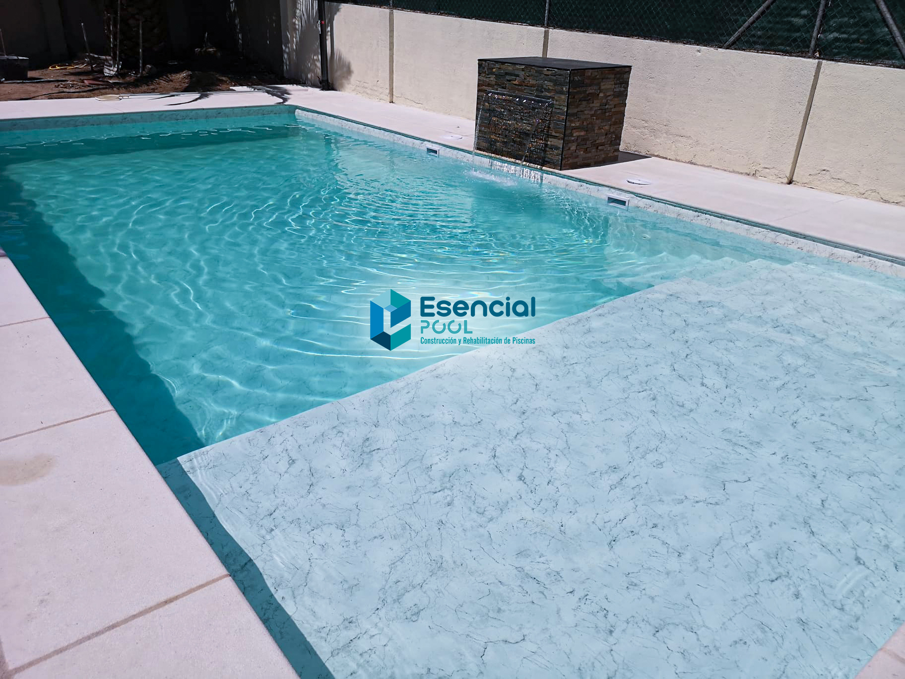 Piscinas con playa, una tendencia en auge - Esencial Pool